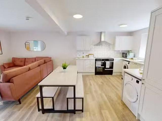New 2 BA 3 bedroom house share for rent in Flat 4, 7, Cromwell.