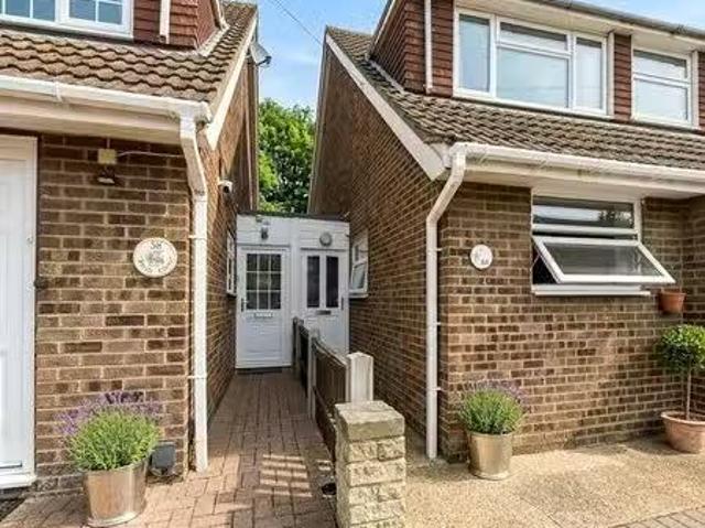Unique 2 BA 3+ bedroom house to rent in Birch Close, Romford.