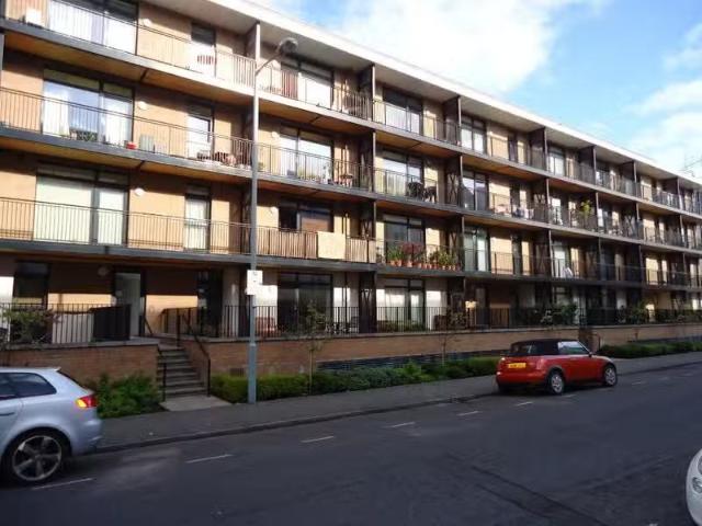Deal! 2 BA 3 bedroom penthouse for rent in Hopetoun Street, Br.