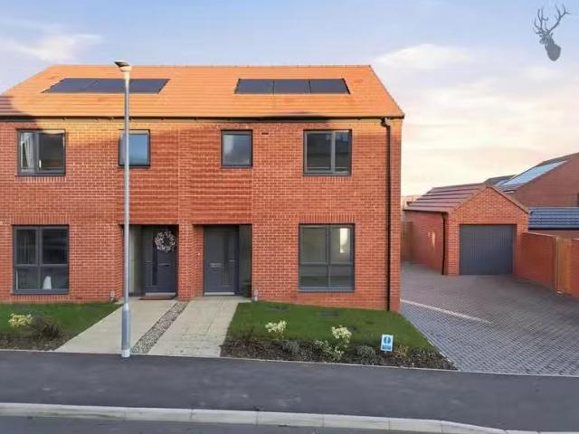 New 2 BA 3 bedroom property for rent in Hammett Crescent, Bish.