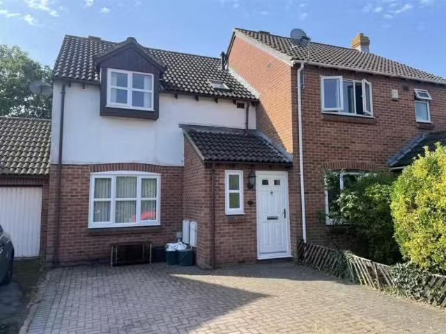 Rental! 2 BA 3 bedroom property for rent in Winsbury Way, Brad.