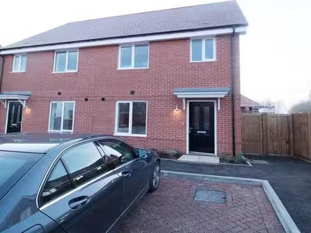 For Rent! 2 BA 3 bedroom semi detached house for rent in Argyl.