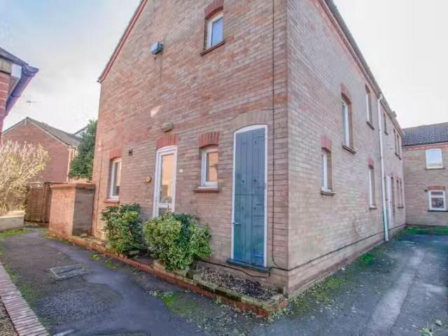 Charming 2 BA 3 bedroom semi detached house for rent in August.