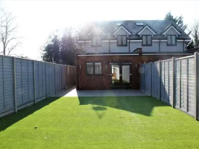 Just in! 2 BA 3 bedroom semi detached house for rent in Oaklan.