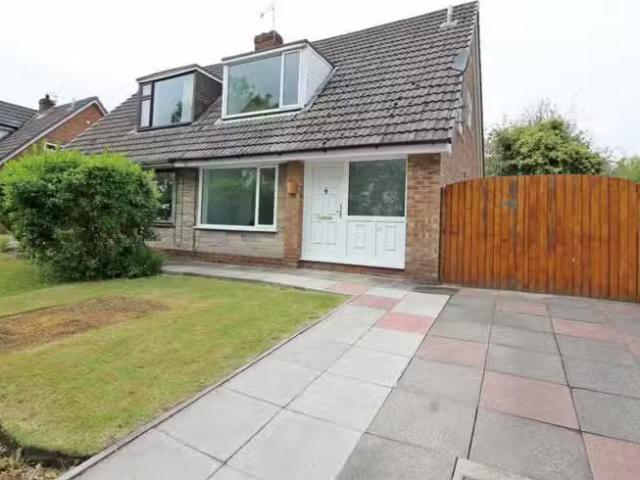Cozy 2 BA 3 bedroom semi detached house for rent in Moorside R.