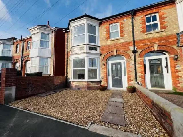 Rental! 2 BA 3 bedroom semi detached house for rent in Milton.