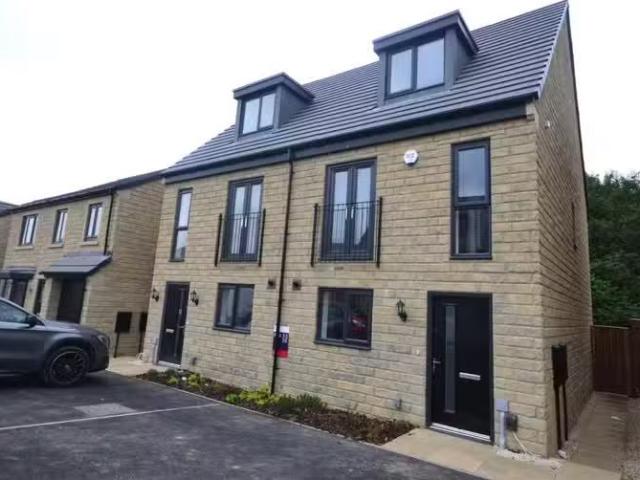Cheap 2 BA 3 bedroom semi detached house for rent in Smithy Cl.