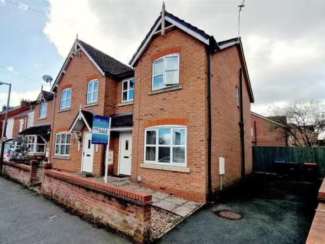 Charming 2 BA 3 bedroom semi detached house for rent in Queens.