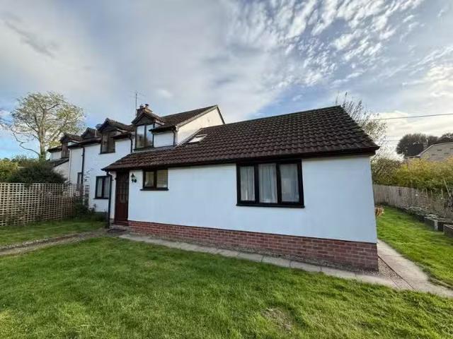 Cheap 2 BA 3 bedroom semi detached house for rent in Yew House.