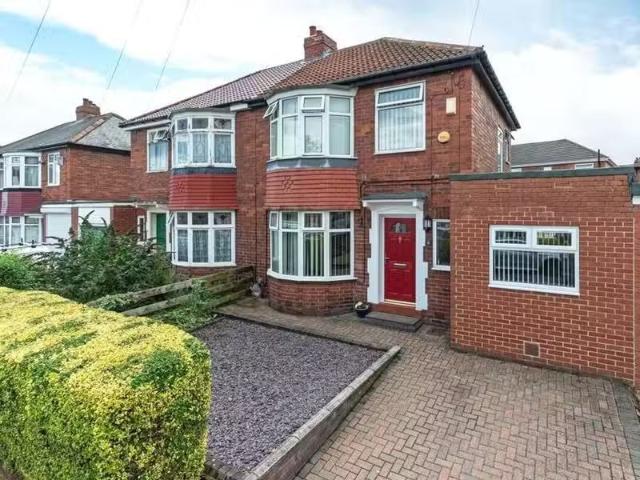 Charming 2 BA 3 bedroom Semi Detached House to rent, Langley R.