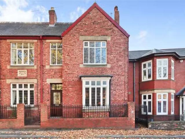 Deal! 2 BA 3 bedroom Semi Detached House to rent, Mains Park R.