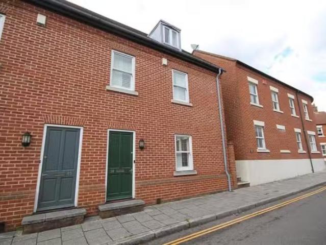 Unique 2 BA 3 bedroom terraced house for rent in Kirbys Lane.