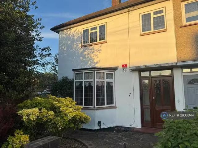 Deal! 2 BA 3 bedroom terraced house for rent in Petersham Gard.