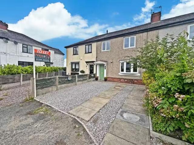 Deal! 2 BA 3 bedroom terraced house for rent in Snydale Close.