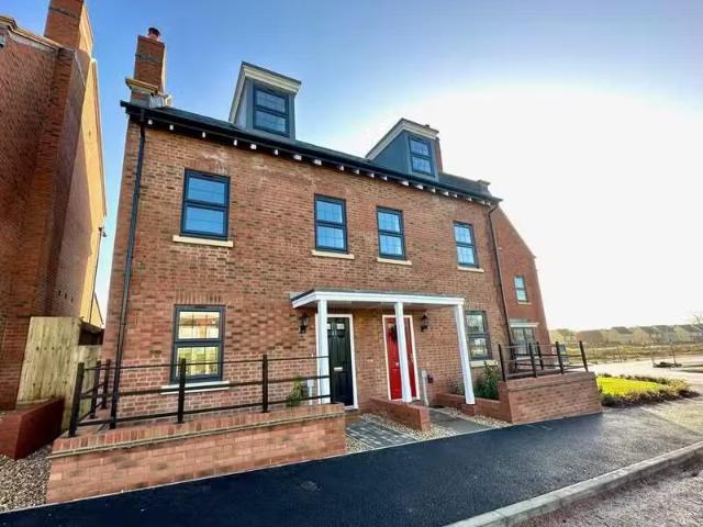 Deal! 2 BA 3 bedroom town house for rent in Dart Avenue, Topsh.