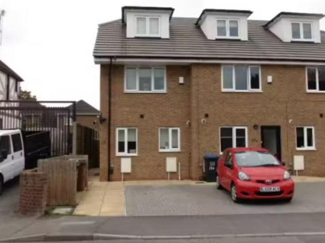 Cozy 2 BA 3 bedroom town house for rent in Lemsford Road, Hatf.