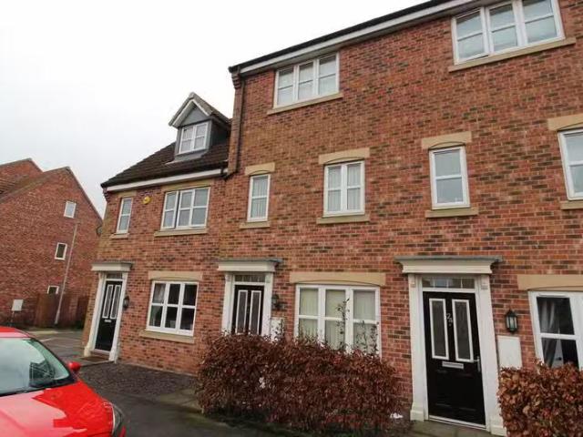 Deal! 2 BA 3 bedroom town house for rent in Pilgrims Way, Gain.
