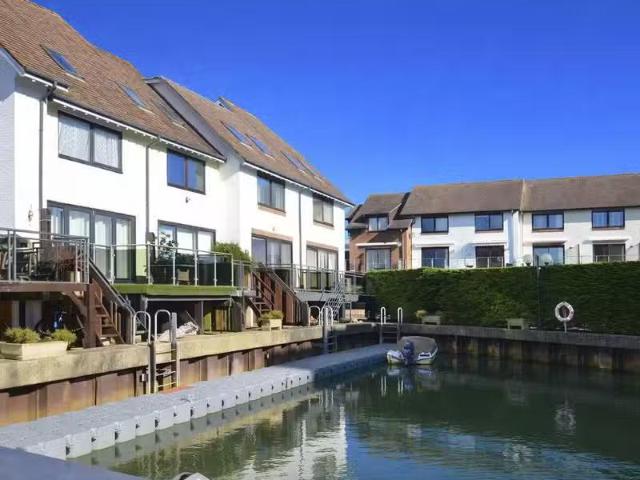Cozy 2 BA 3 bedroom town house for rent in The Moorings, Willo.