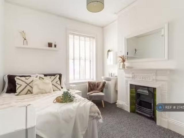 Deal! 2 BA 1 bedroom house share for rent in Elms Avenue, East.