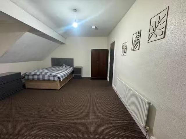 Deal! 2 BA 1 bedroom house share for rent in Room 5, Oakfield.