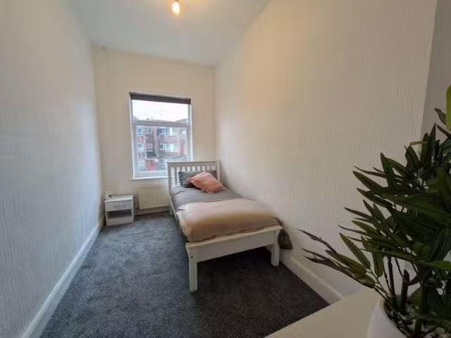 Unique 2 BA 1 bedroom house share for rent in Wood Street, Ilk.