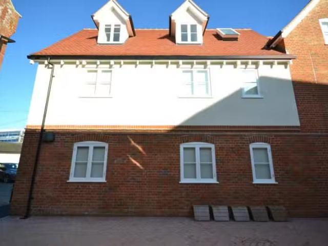 Cheap 2 BA 1 bedroom penthouse for rent in Moulsham Street, Ch.