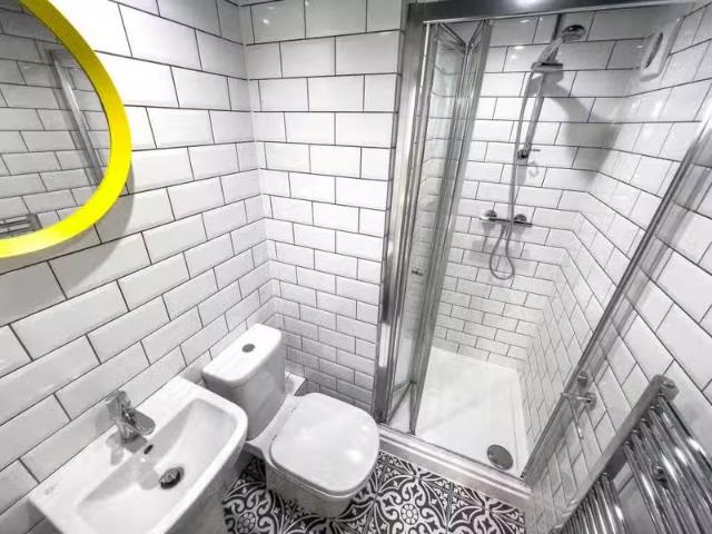 Unique 2 BA 1 bedroom terraced house for rent in Gilroy Road.