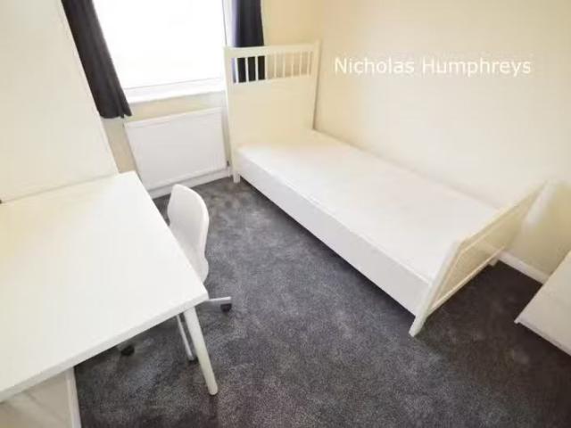 Deal! 2 BA 1 bedroom terraced house for rent in St Audreys Clo.