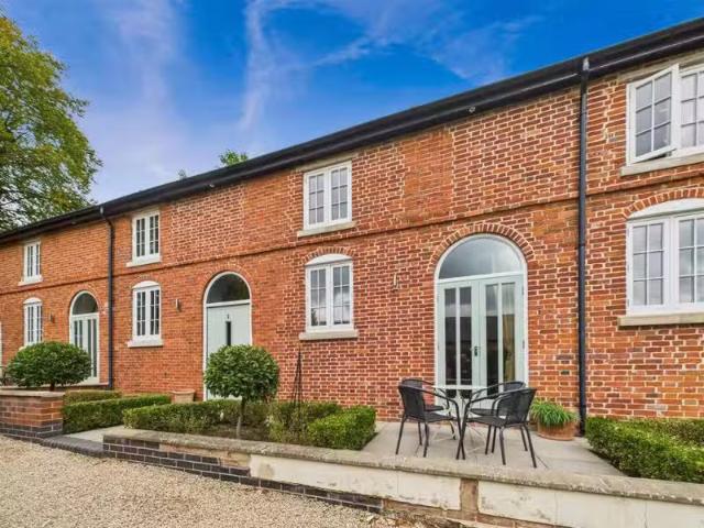 Nice 2 BA 2 bedroom mews property for rent in Meynell Mews, Ma.