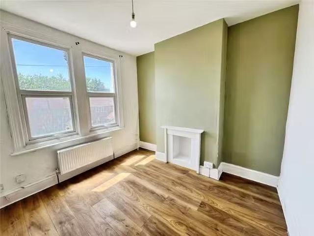 Deal! 2 BA 2 bedroom Mid Terrace House to rent, Upper Luton Ro.