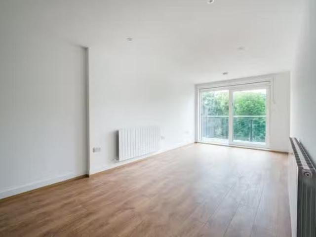 Cheap 2 BA 2 bedroom apartment for rent in Whyteleafe House, W.