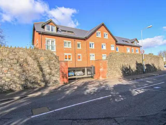 Deal! 2 BA 2 bedroom apartment for rent in Woodley Court, Wate.