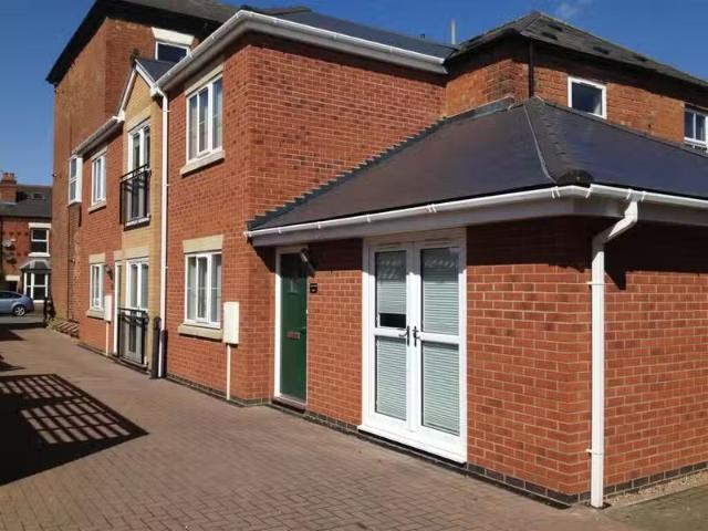 Just in! 2 BA 2 bedroom apartment for rent in Clarendon Mews.