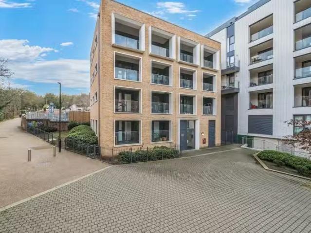 Just in! 2 BA 2 bedroom apartment for rent in Lilys Walk, High.