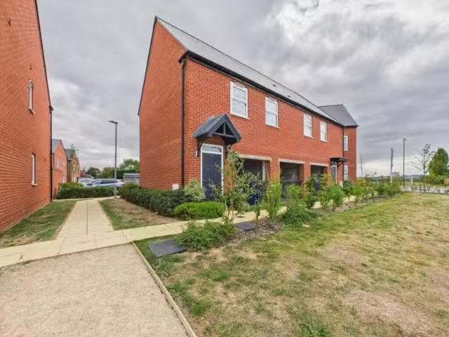 Rental! 2 BA 2 bedroom coach house for rent in Dolwen Walk, Tw.