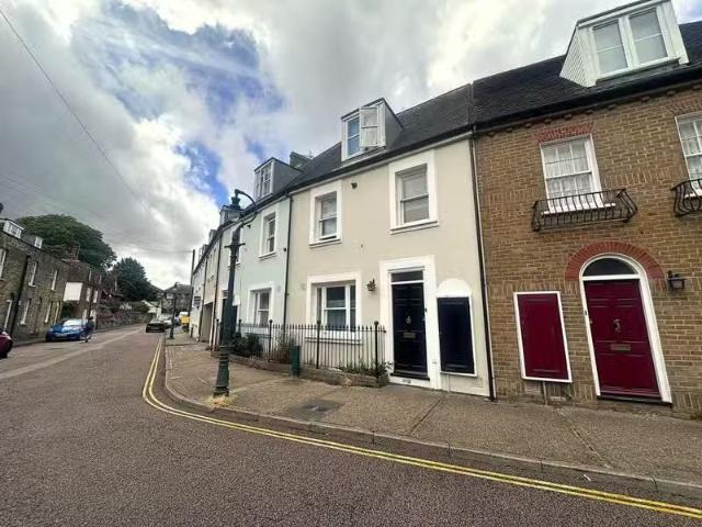 For Rent! 2 BA 2 bedroom duplex for rent in Castle Row, Canter.