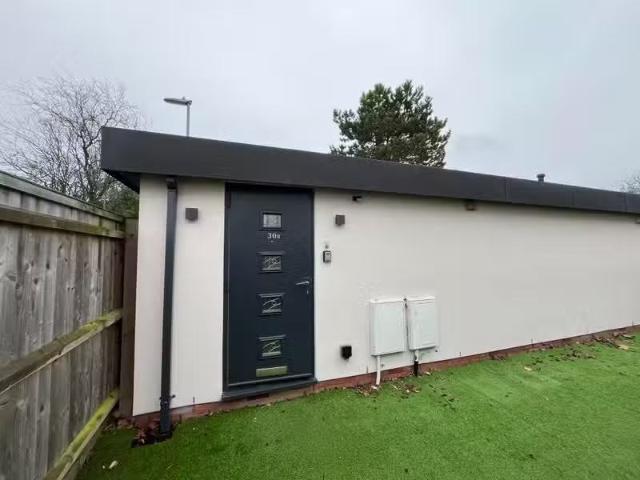 Nice 2 BA 2 bedroom detached house for rent in Dudley Road, Ca.