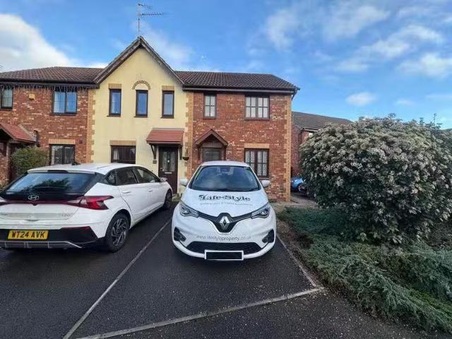Charming 2 BA 2 bedroom end of terrace house for rent in Junip.