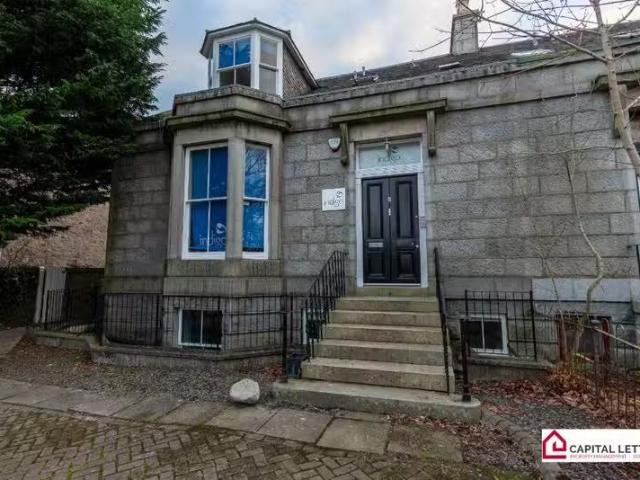 Deal! 2 BA 2 bedroom flat for rent in Carden Terrace, West End.