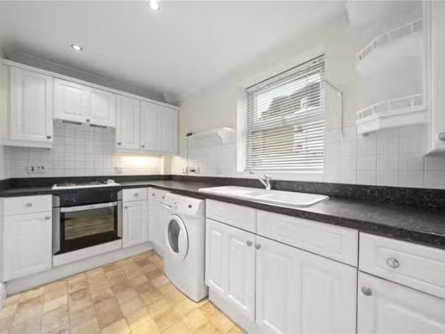 Rental! 2 BA 2 bedroom flat for rent in Charlotte Mews, Heathe.