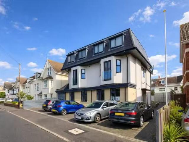 For Rent! 2 BA 2 bedroom flat for rent in Alumhurst Road, West.
