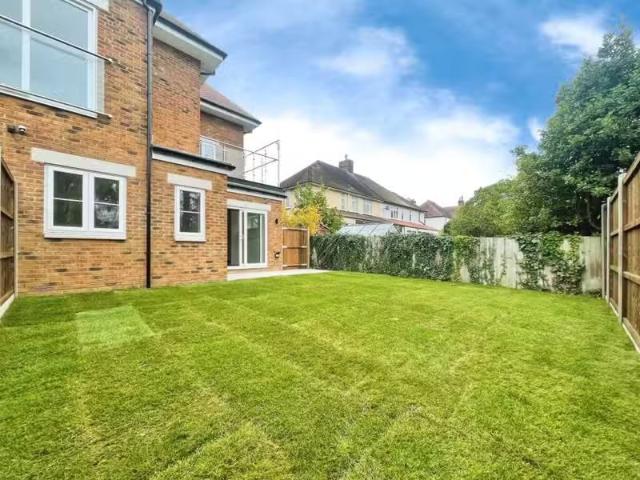 Cozy 2 BA 2 bedroom flat for rent in Bromley Common Bromley BR2