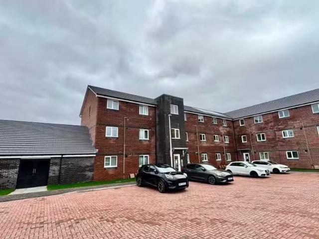 Rental! 2 BA 2 bedroom flat for rent in Drummonds Crescent, Ba.