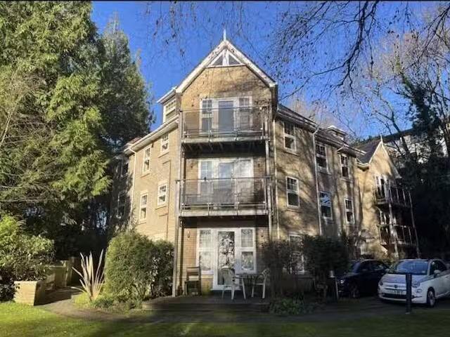 Just in! 2 BA 2 bedroom flat for rent in Harbour Lights, North.