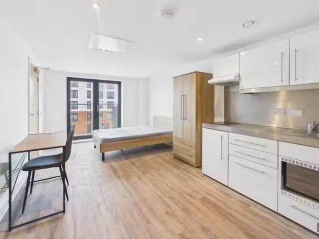 Deal! 2 BA 2 bedroom flat for rent in Paintworks, Arnos Vale.