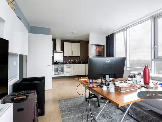 For Rent! 2 BA 2 bedroom flat for rent in Rick Roberts Way, Lo.