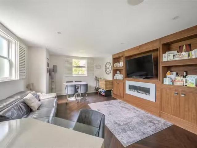 Charming 2 BA 2 bedroom flat for rent in The Furlongs, Esher.