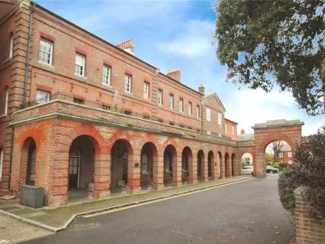 Just in! 2 BA 2 bedroom Flat to rent, Royal Gate, Southsea, PO.