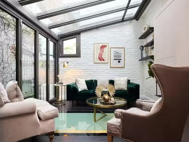 Nice 2 BA 2 bedroom property to let in Uxbridge Street, London.