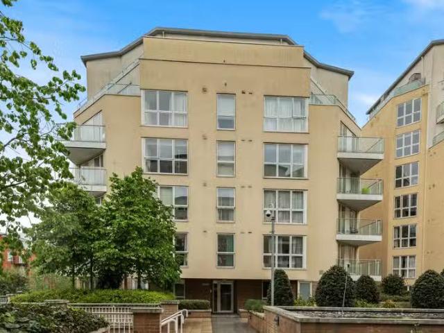 Deal! 2 BA 2 bedroom property to let in Water Gardens Square.